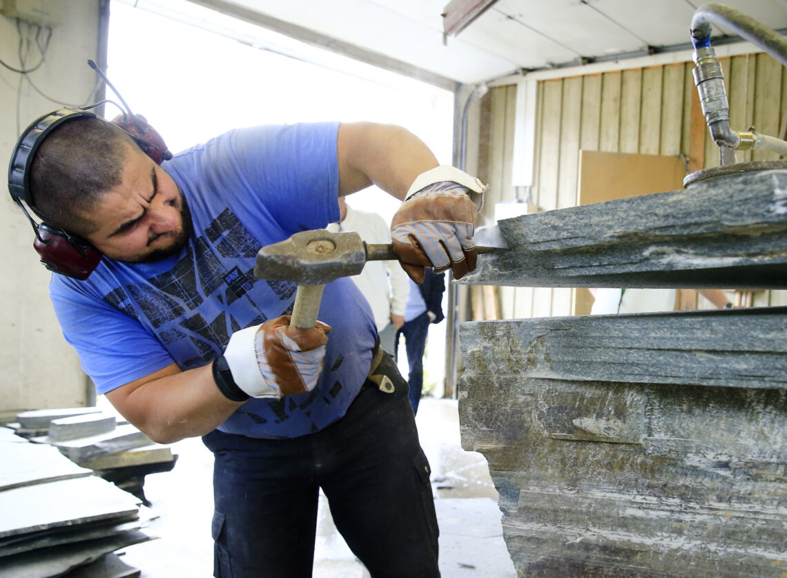 Nå kan du prøve deg som skiferlegger! – Norsk Hyttesenter